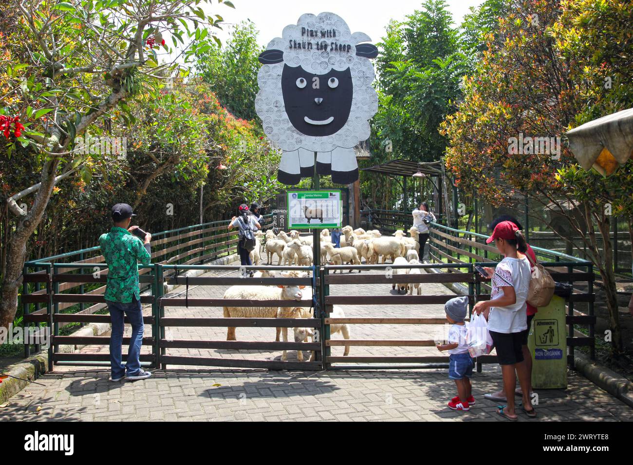 Floating Market in Lembang, north of Bandung City in West Java ...