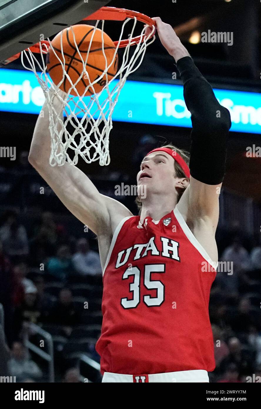 Utah center Branden Carlson (35) dunks against Colorado during the ...