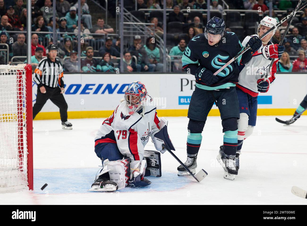 Seattle Kraken left wing Jared McCann (19) tries to score against ...