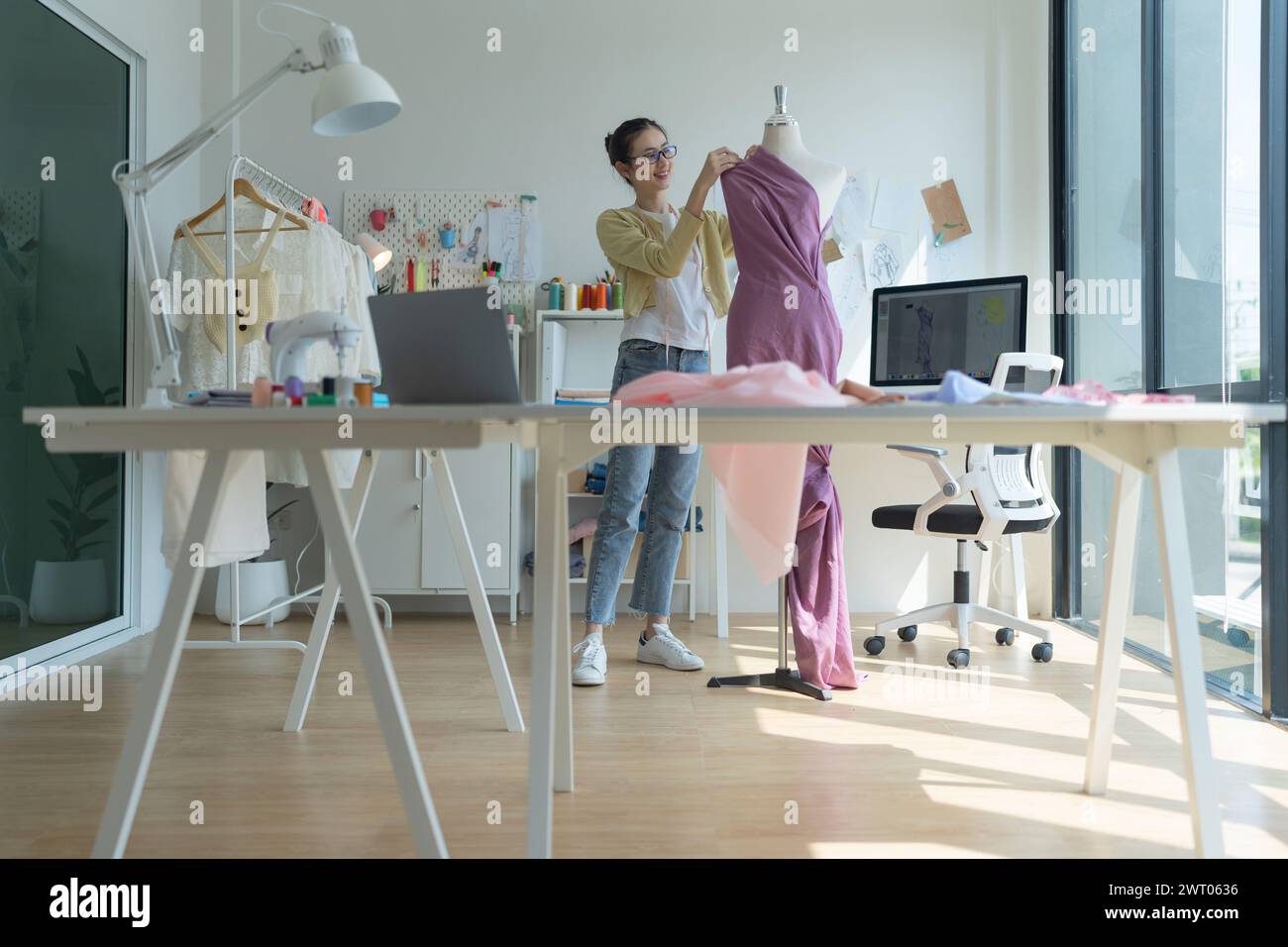 fashion designer woman Happy to design clothes at work Stock Photo - Alamy