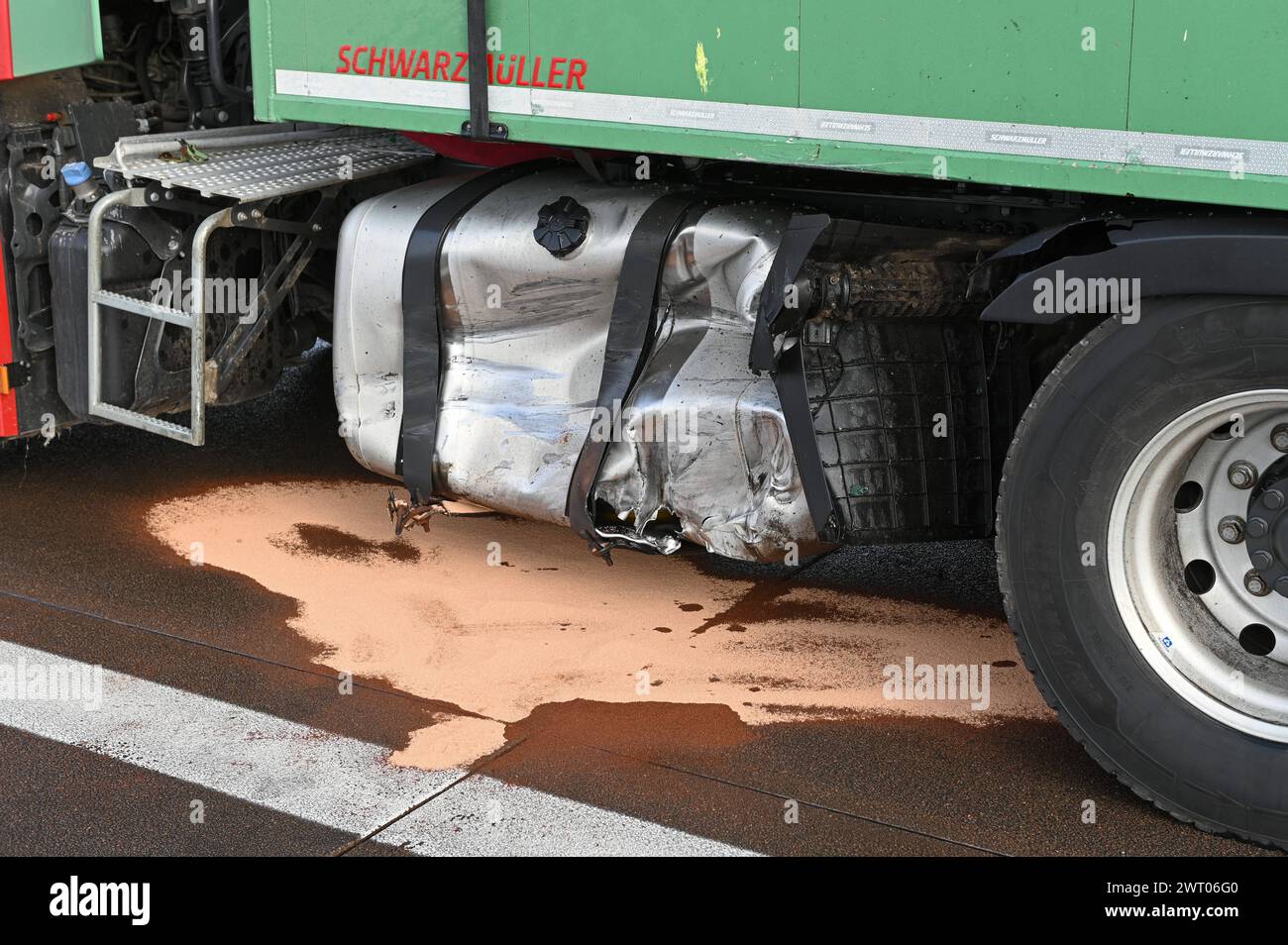 A9/Schkeuditz - Voller LKW-Tank läuft nach Unfall mit zwei Verletzten komplett aus: Autobahn ...