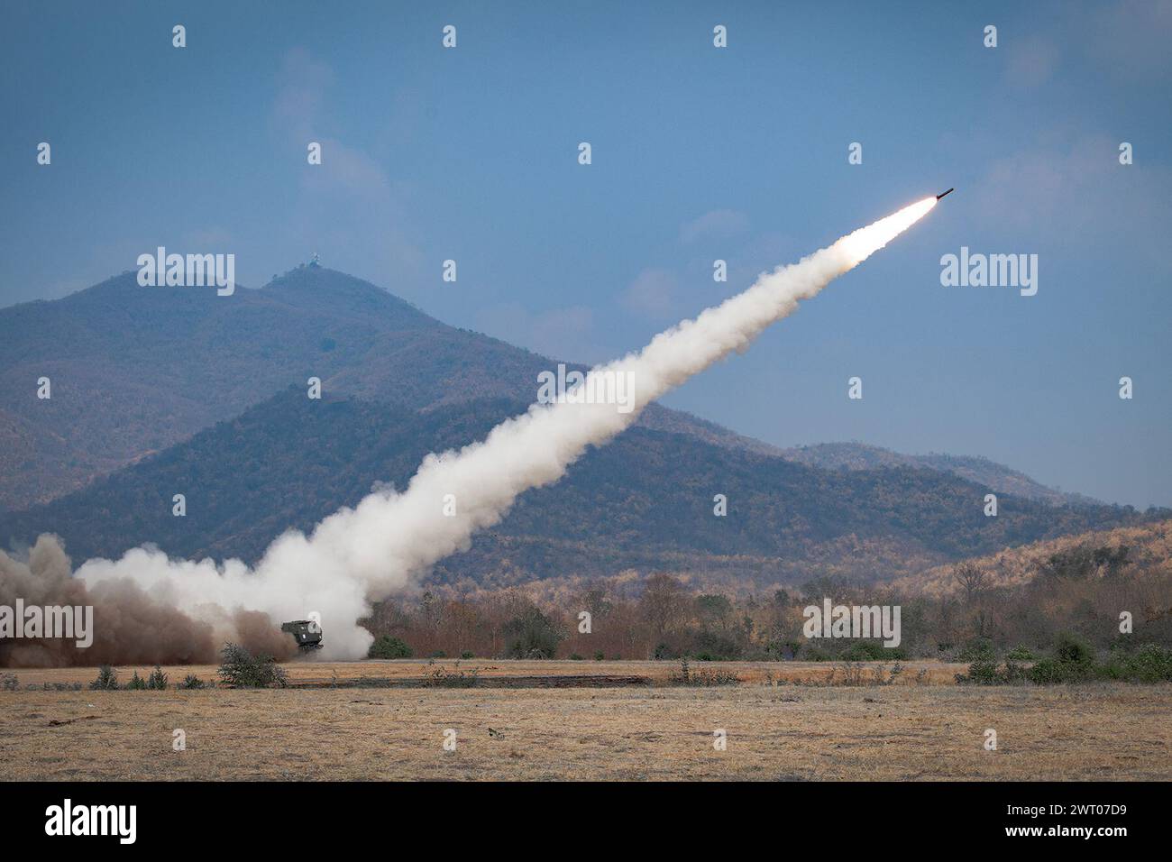Multiple launching rocket system hi-res stock photography and images ...