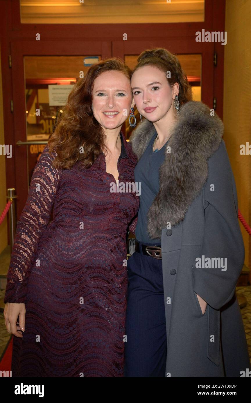 Deborah Kaufmann mit Tochter Rachel Brings bei der Premiere der 2 ...