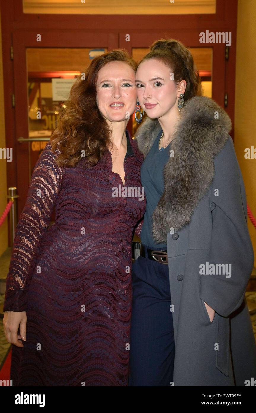 Deborah Kaufmann mit Tochter Rachel Brings bei der Premiere der 2 ...