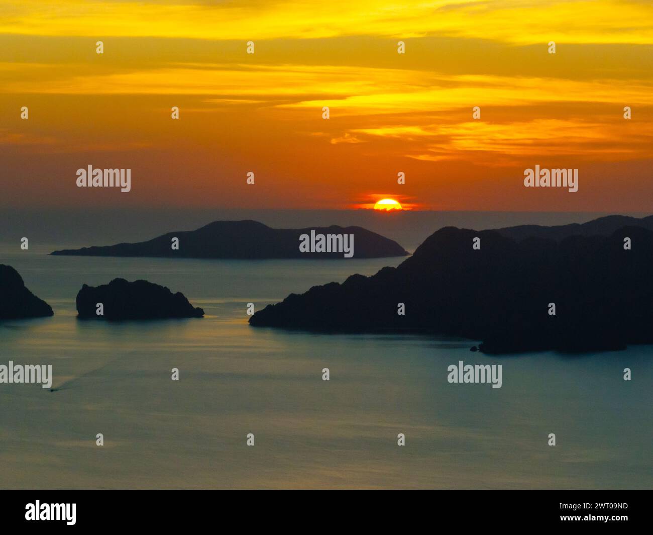 Beautiful Sunset over the sea and Islands in El Nido. Palawan ...