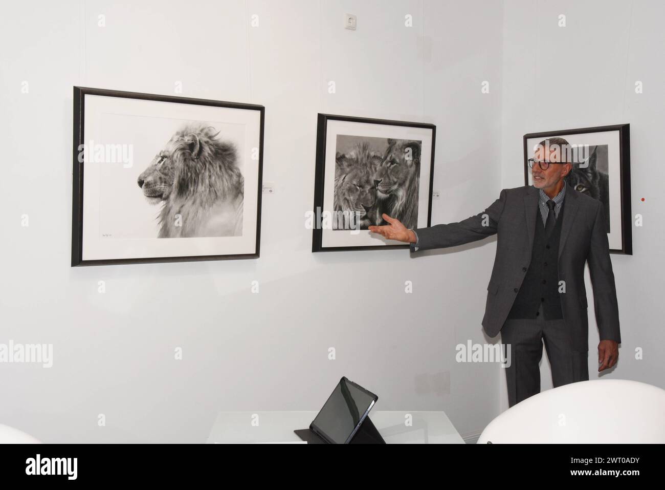 Dan Pyle-Zeichenkuenstler vor seinen Bildern Muenchen 14.03.2023 ...