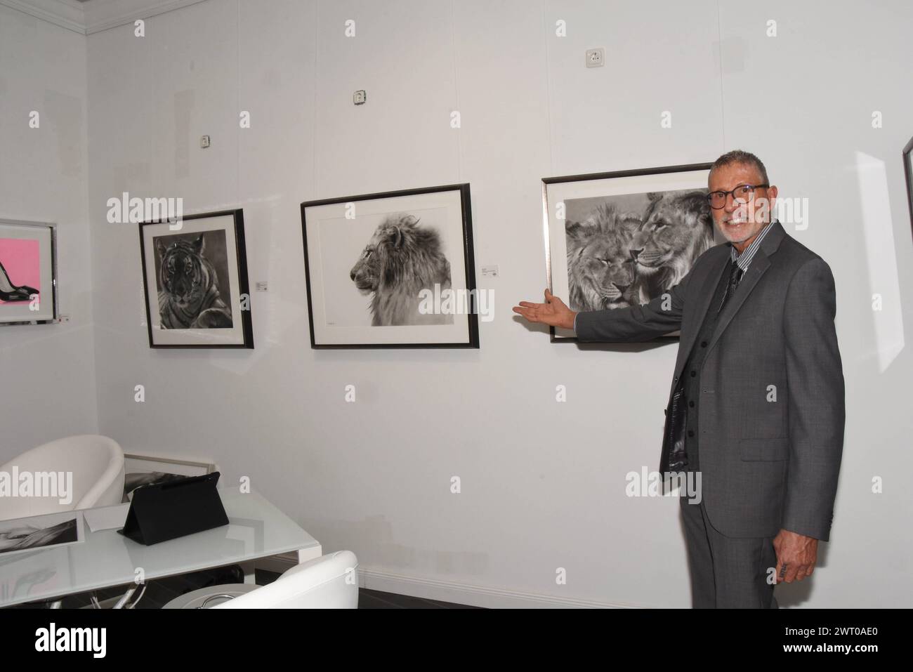 Dan Pyle-Zeichenkuenstler vor seinen Bildern Muenchen 14.03.2023 ...