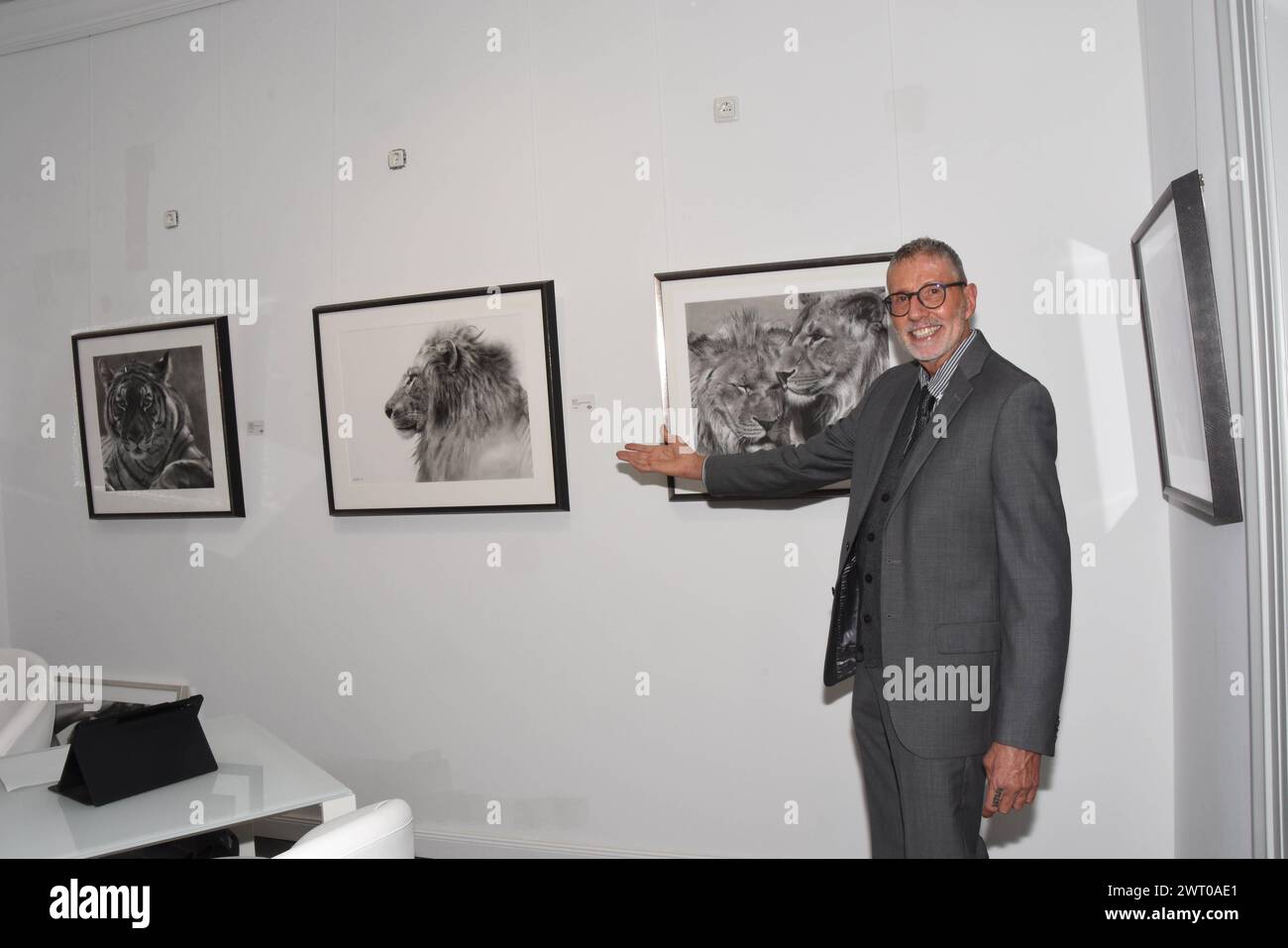 Dan Pyle-Zeichenkuenstler vor seinen Bildern Muenchen 14.03.2023 ...