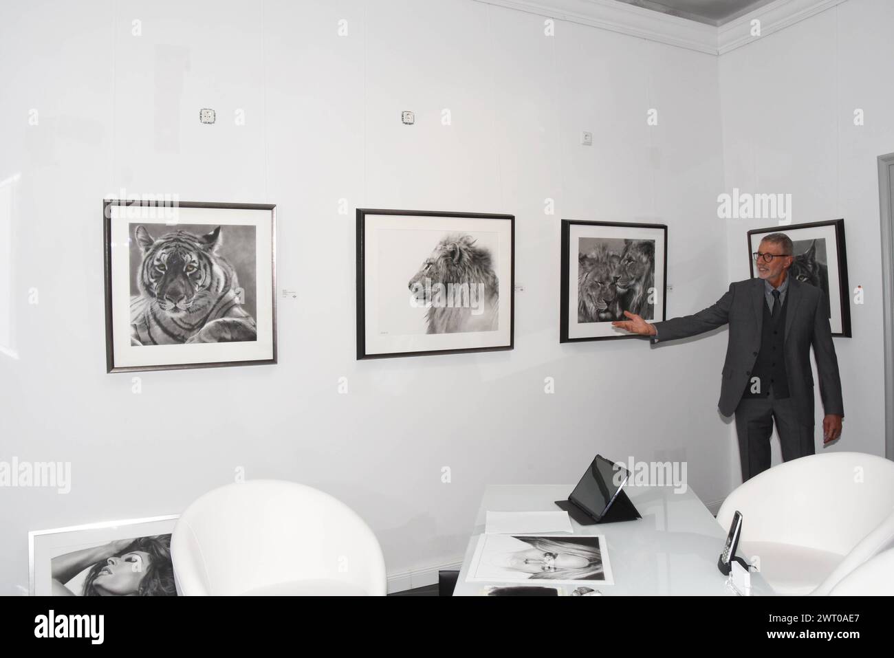 Dan Pyle-Zeichenkuenstler vor seinen Bildern Muenchen 14.03.2023 ...