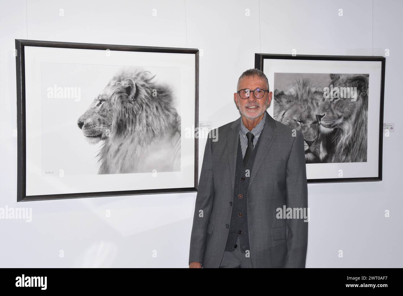 Dan Pyle-Zeichenkuenstler vor seinen Bildern Muenchen 14.03.2023 ...