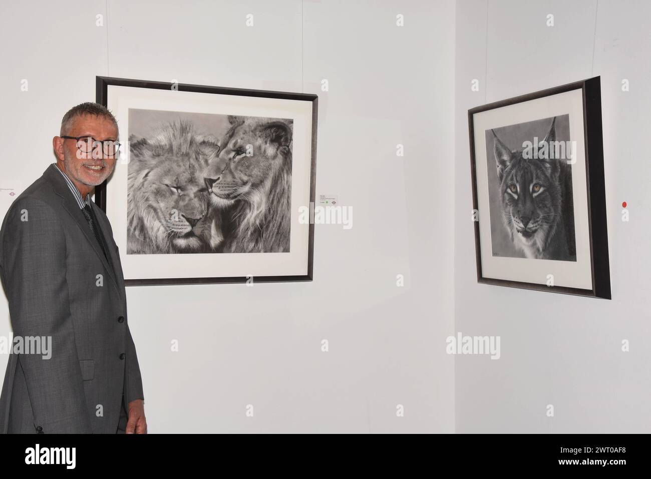 Dan Pyle-Zeichenkuenstler vor seinen Bildern Muenchen 14.03.2023 ...