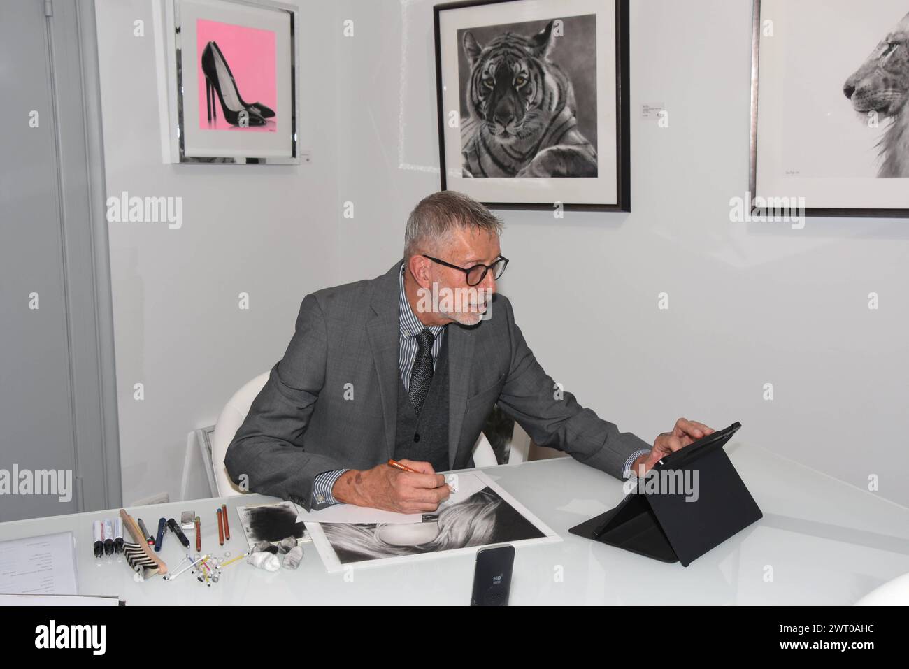 Dan Pyle-Zeichenkuenstler vor seinen Bildern Muenchen 14.03.2023 ...
