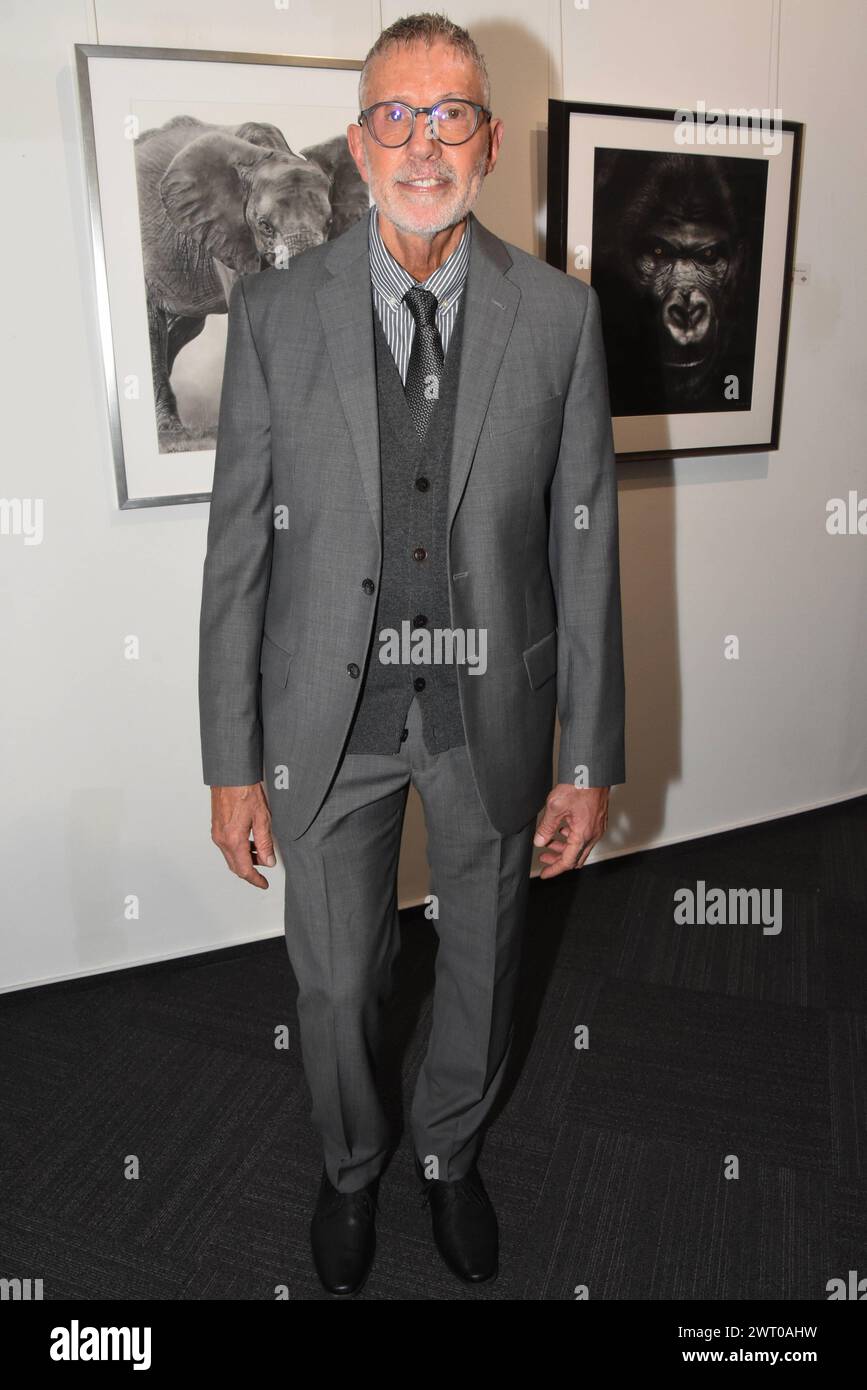 Dan Pyle-Zeichenkuenstler vor seinen Bildern Muenchen 14.03.2023 Galerie Andreas Baumgartl ...