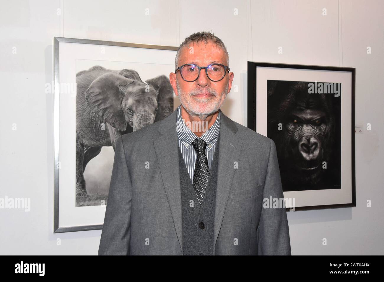 Dan Pyle-Zeichenkuenstler vor seinen Bildern Muenchen 14.03.2023 Galerie Andreas Baumgartl ...