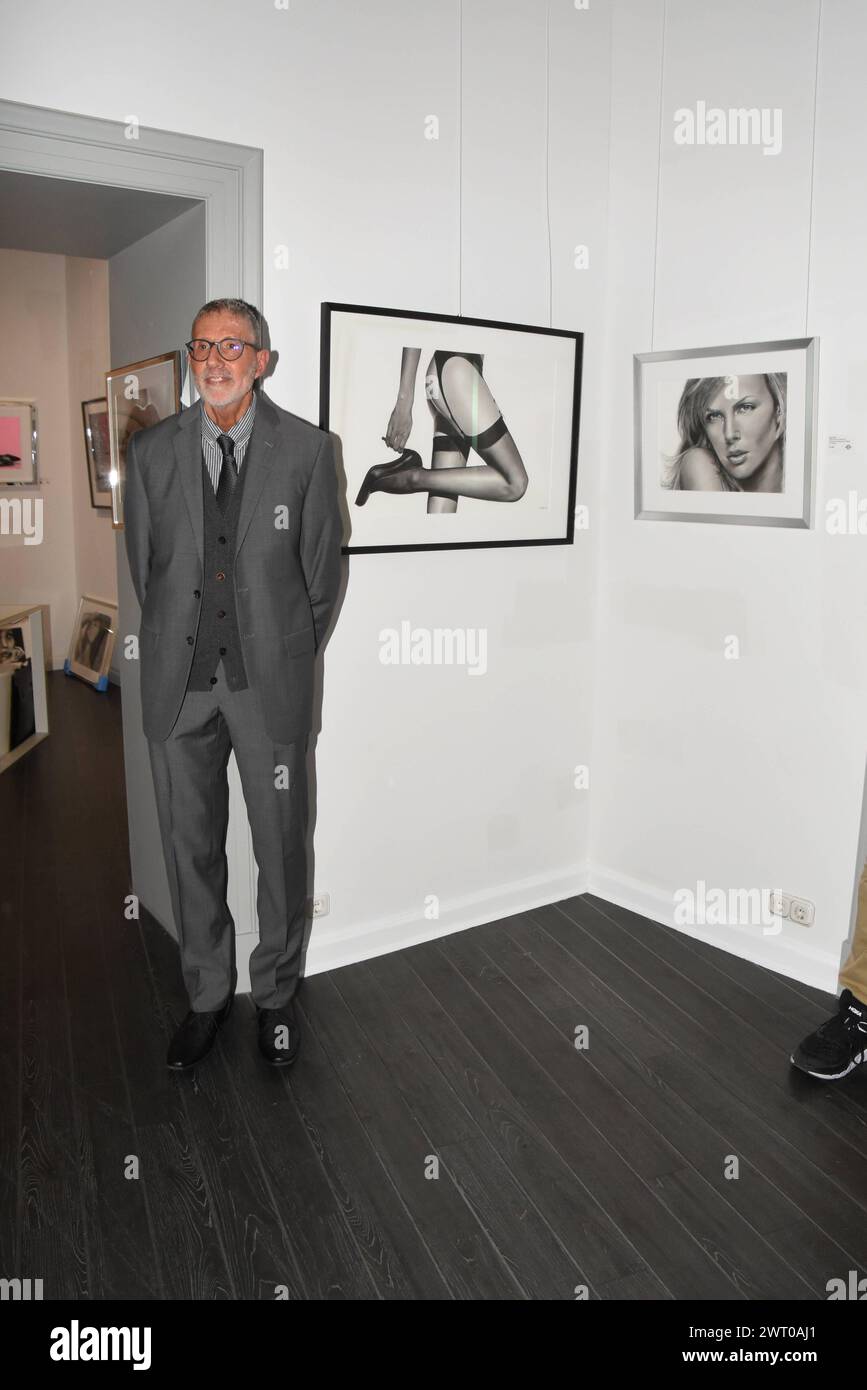 Dan Pyle-Zeichenkuenstler vor seinen Bildern Muenchen 14.03.2023 Galerie Andreas Baumgartl ...