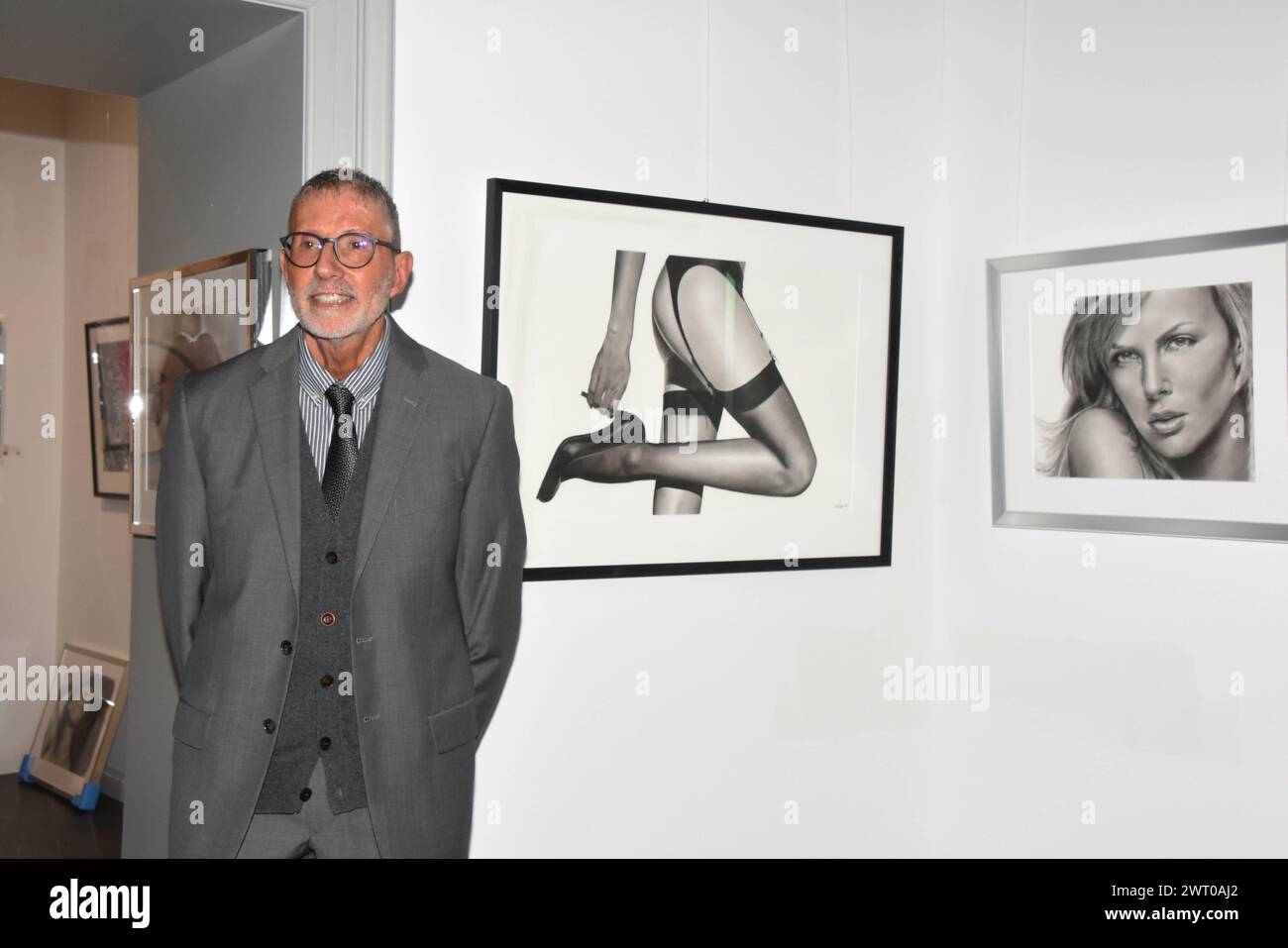 Dan Pyle-Zeichenkuenstler vor seinen Bildern Muenchen 14.03.2023 Galerie Andreas Baumgartl ...