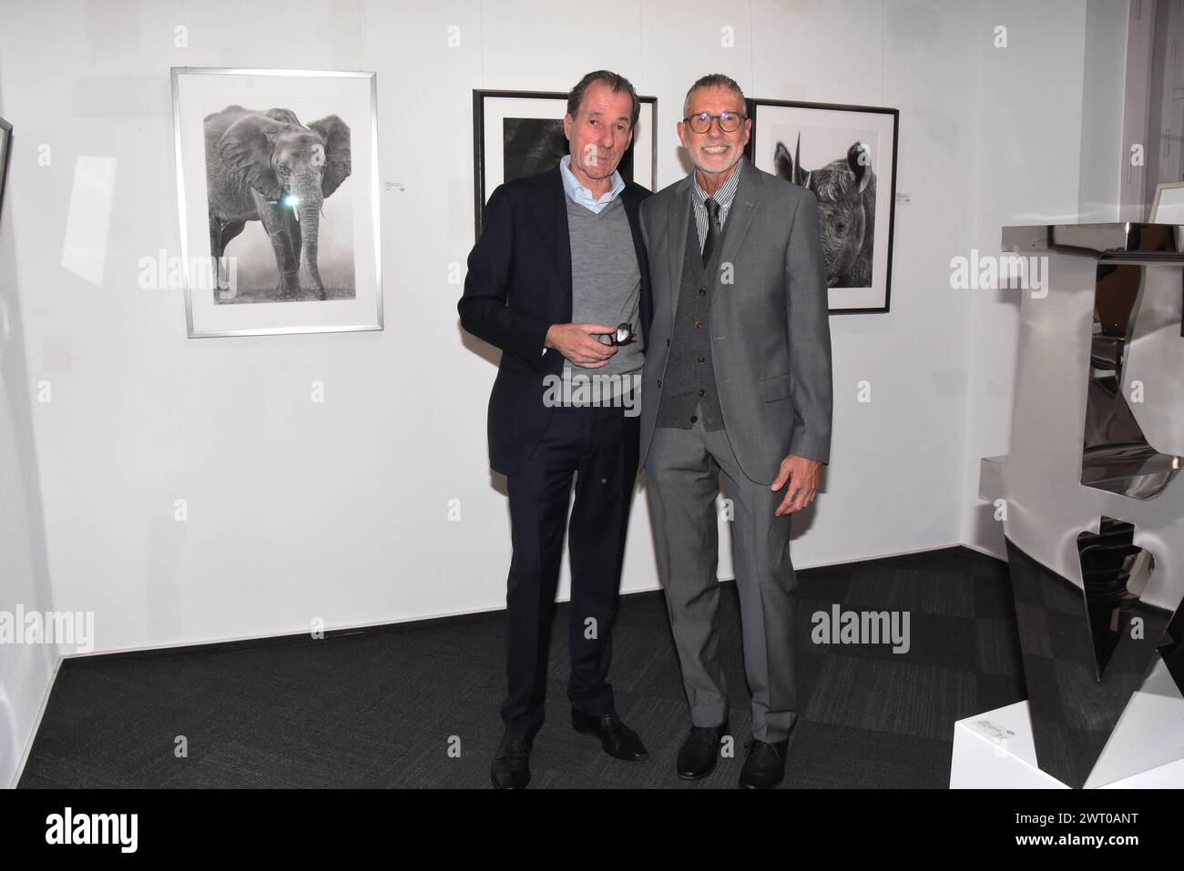 Andreas Baumgartl Galerist Dan Pyle-Zeichenkuenstler vor seinen Bildern ...