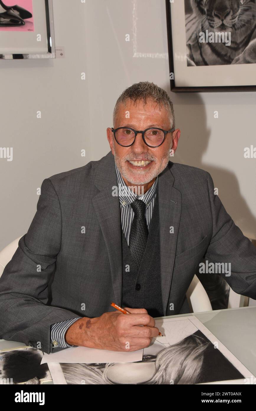 Dan Pyle-Zeichenkuenstler vor seinen Bildern Muenchen 14.03.2023 Galerie Andreas Baumgartl ...