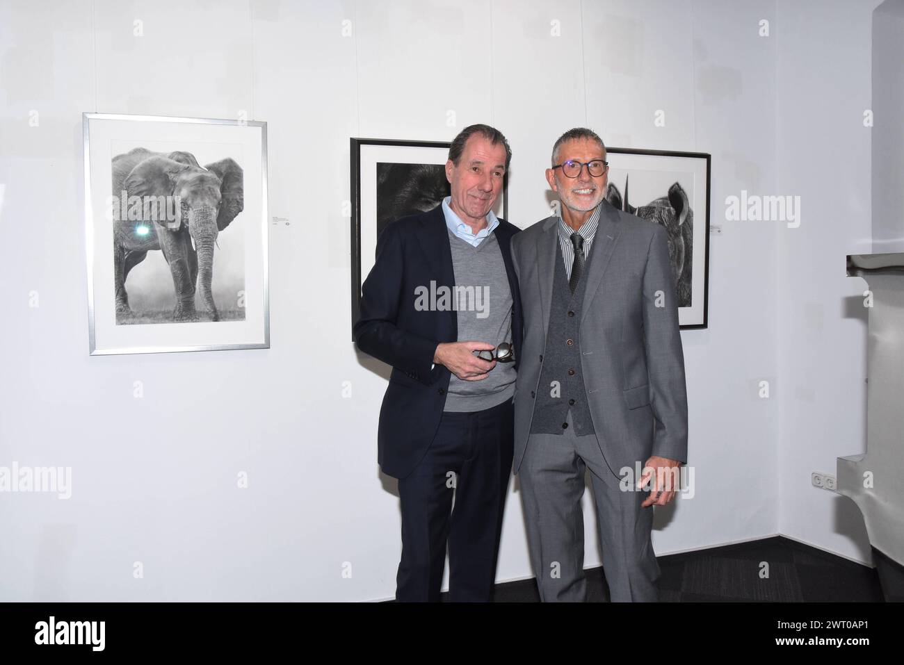 Andreas Baumgartl Galerist Dan Pyle-Zeichenkuenstler vor seinen Bildern Muenchen 14.03.2023 ...