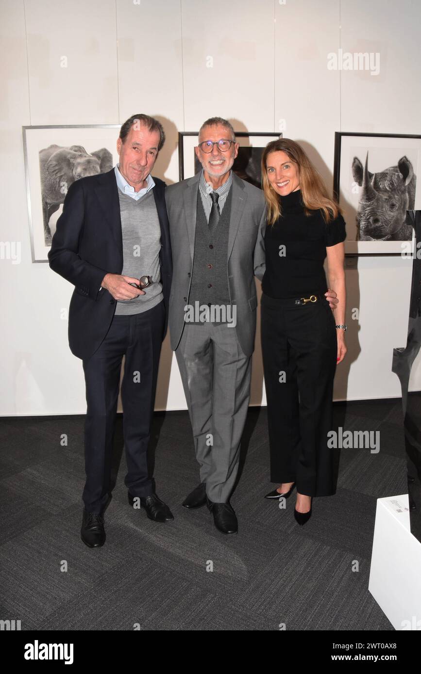 Andreas Baumgartl Galerist Dan Pyle-Zeichenkuenstler vor seinen Bildern ...