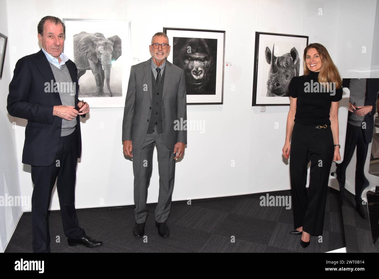 Andreas Baumgartl Galerist Dan Pyle-Zeichenkuenstler vor seinen Bildern ...