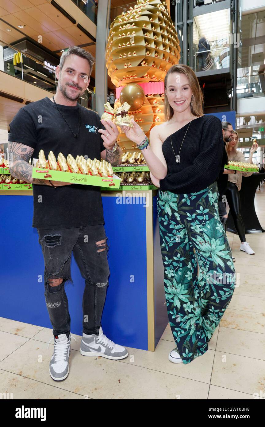 Marc Barthel und Anna Hofbauer beim Charity Verkauf von Lindt ...
