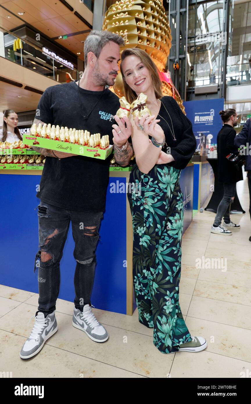 Marc Barthel und Anna Hofbauer beim Charity Verkauf von Lindt ...