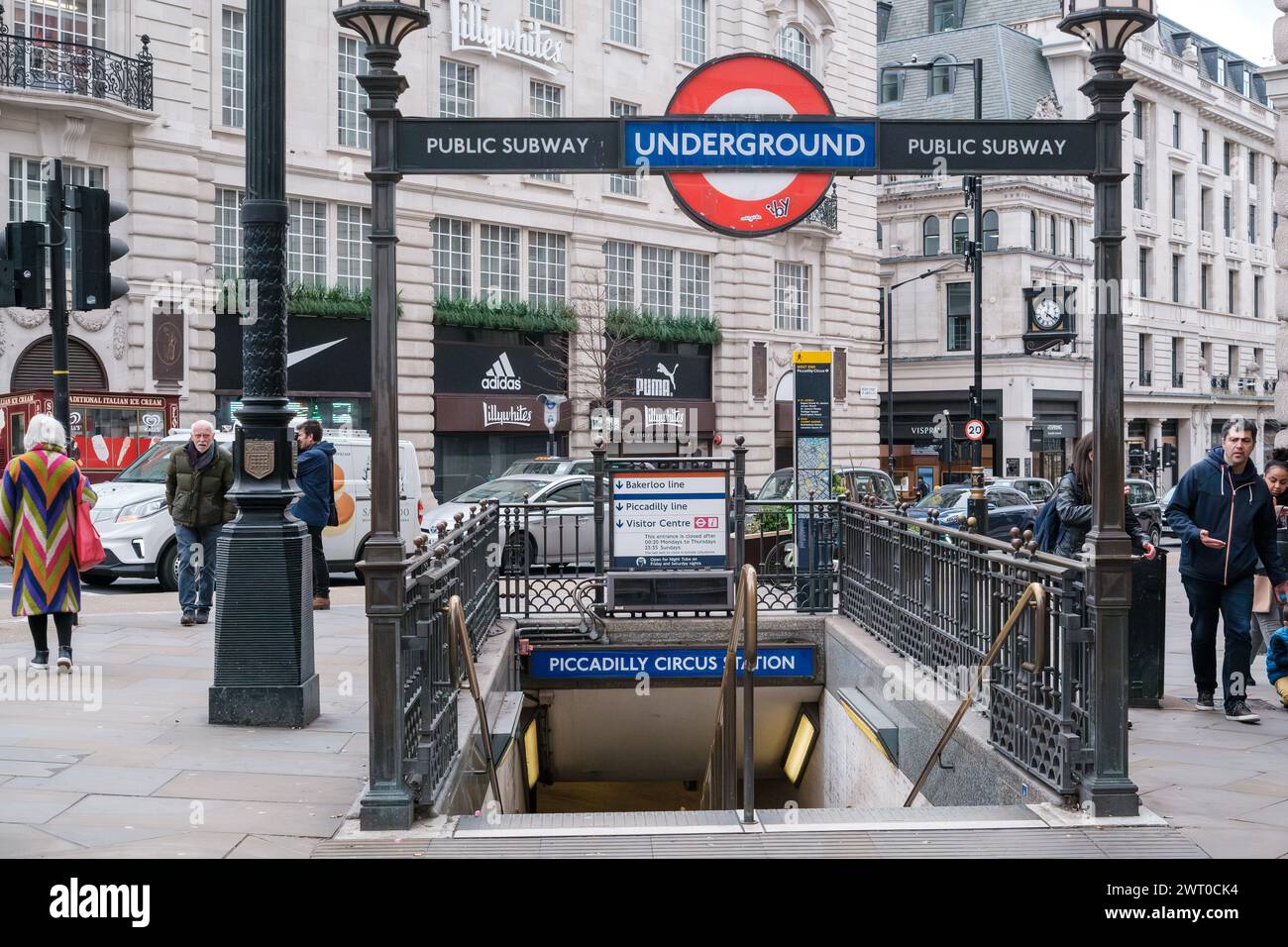Busy London streets at Piccadilly Circus. Entrance to London ...