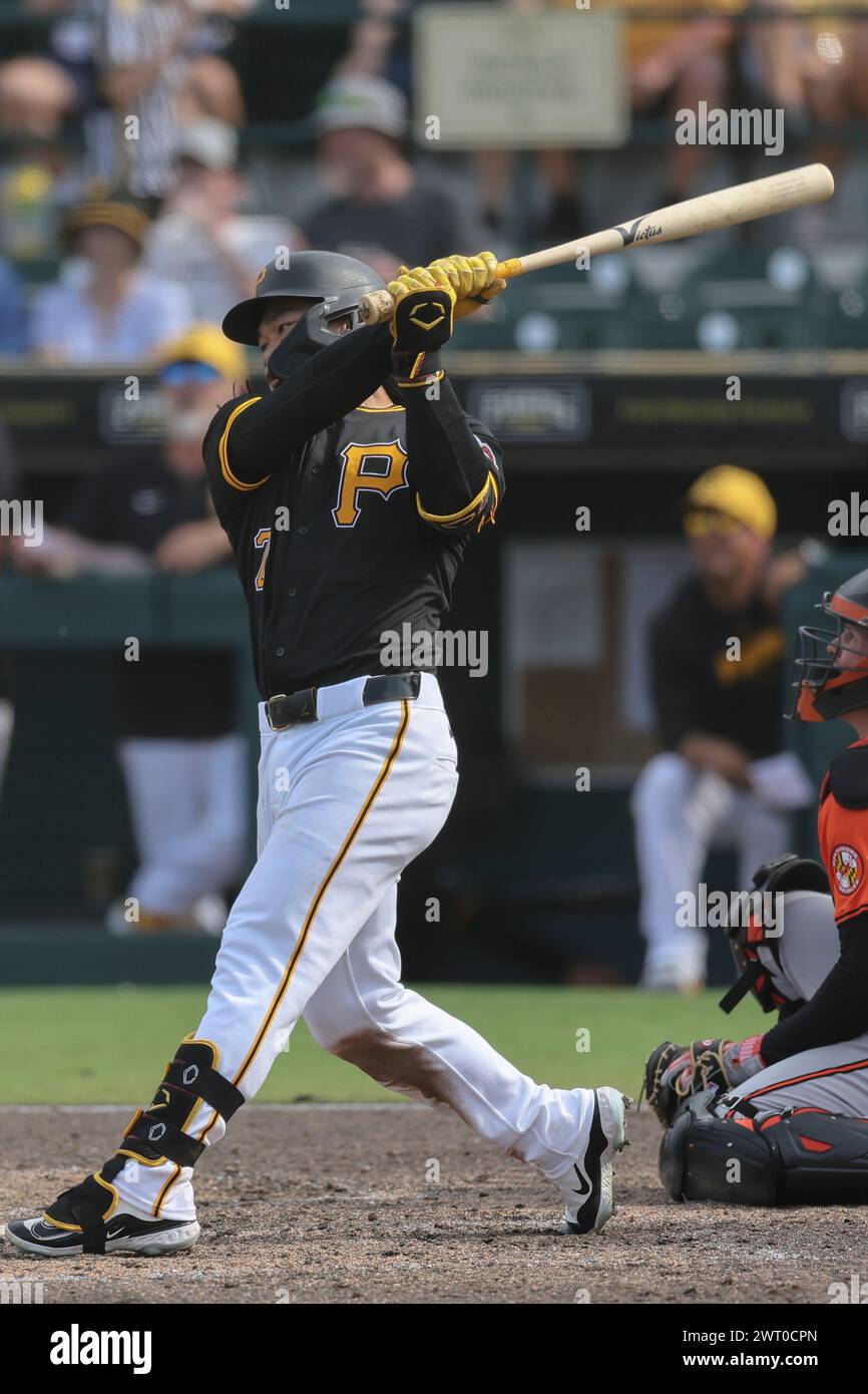 Bradenton, FL: Pittsburgh Pirates right fielder Connor Joe (2) grounds ...