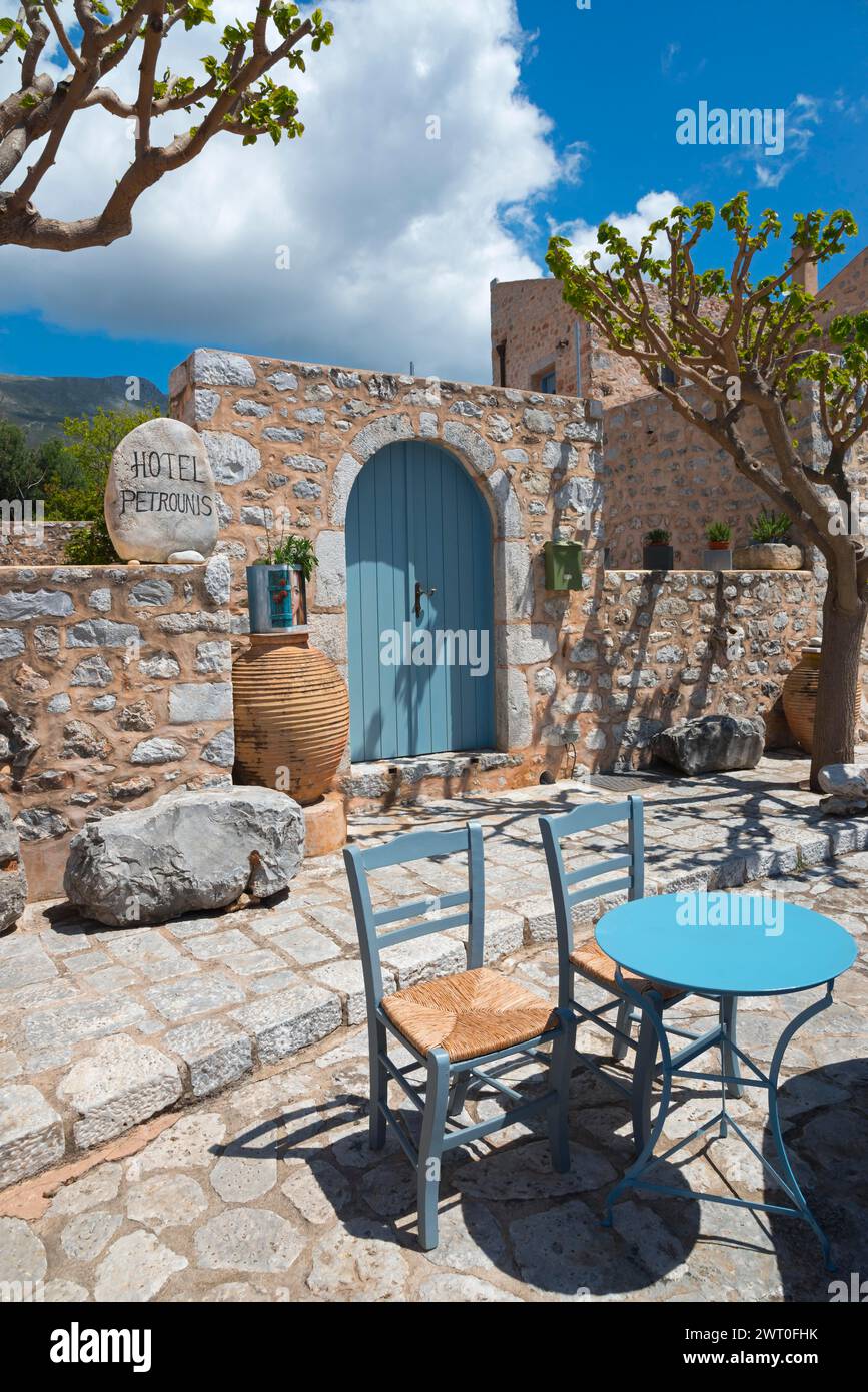 Inviting building terrace hi-res stock photography and images - Alamy