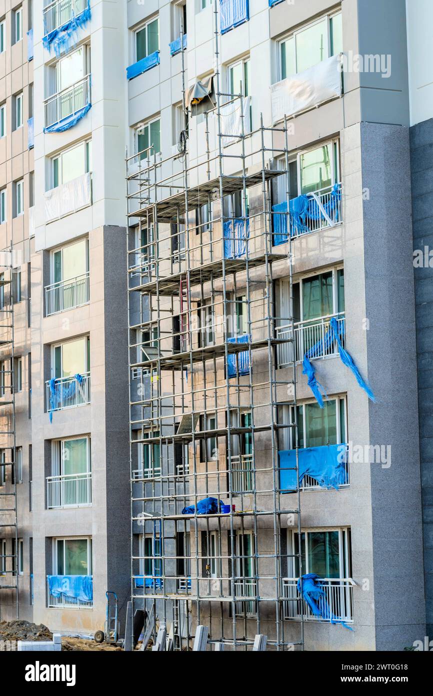 Exterior high rise wall hi-res stock photography and images - Alamy