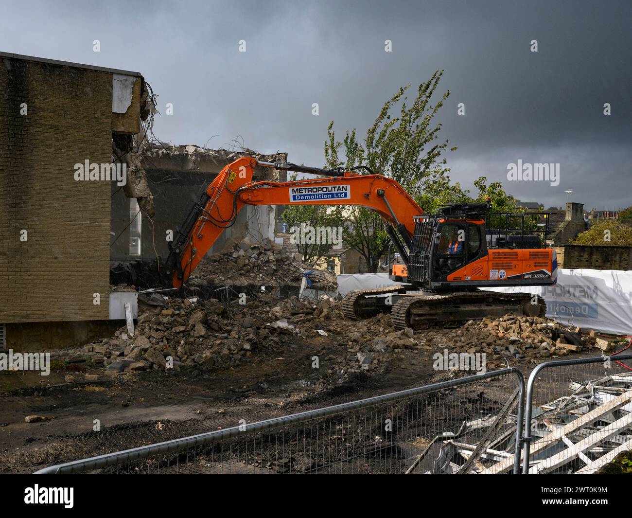 Demolition site (rubble, heavy machinery, building deconstruction ...