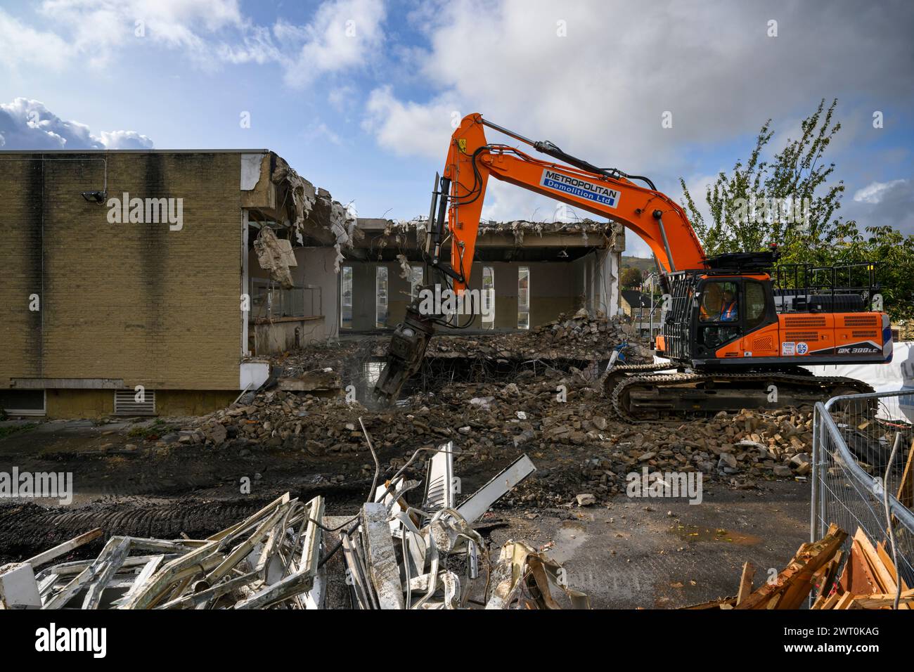 Demolition site (rubble, heavy machinery, building deconstruction ...