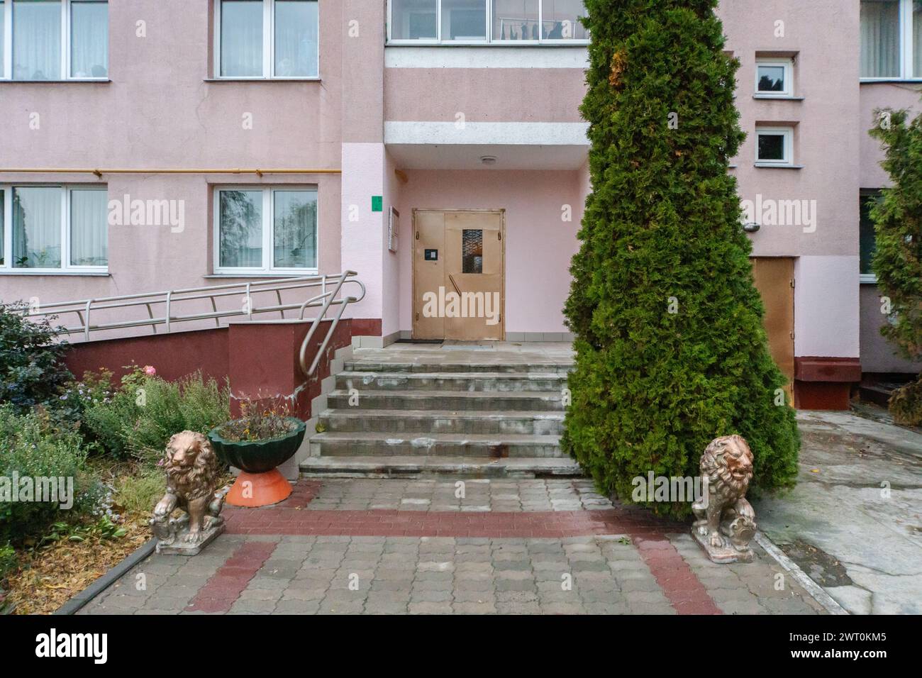 Outdoor view building courtyard hi-res stock photography and images - Alamy