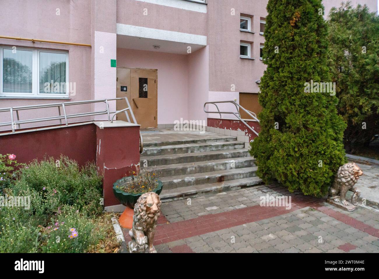 Outside view of an apartment building entrance Stock Photo - Alamy