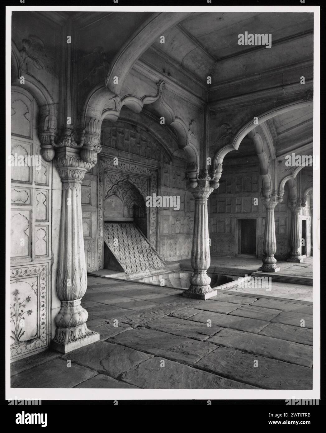 17th century mughal fort complex hi-res stock photography and images ...