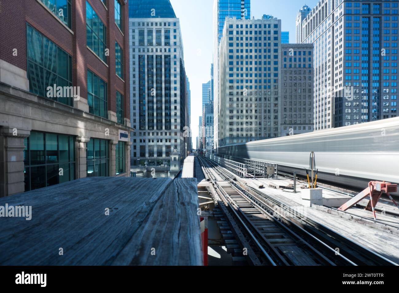 View loop elevated train skyscraper at hi-res stock photography and ...