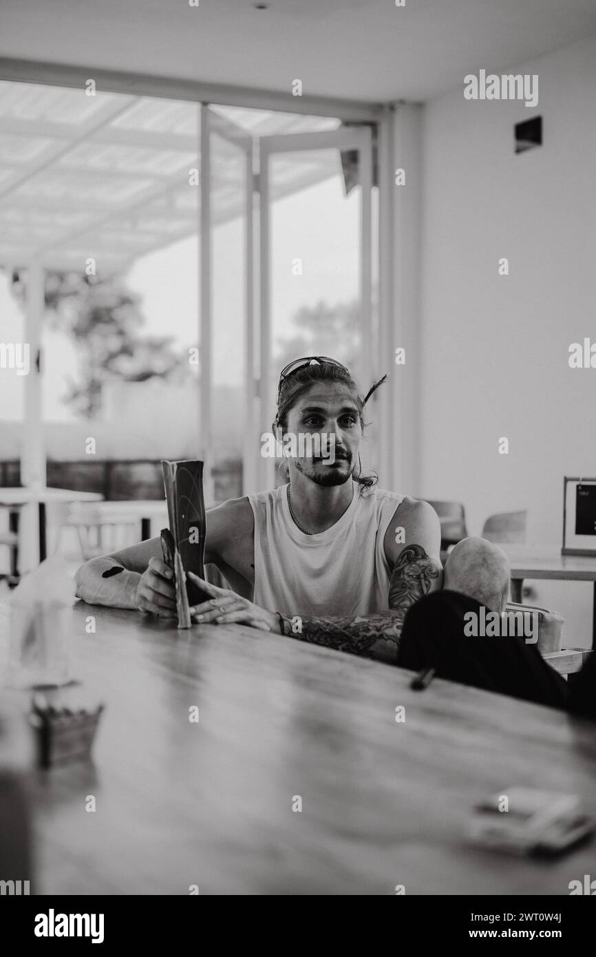 Reads reading menu hi-res stock photography and images - Alamy