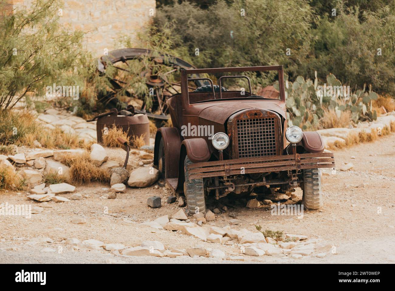 Rusty car wheel hi-res stock photography and images - Alamy