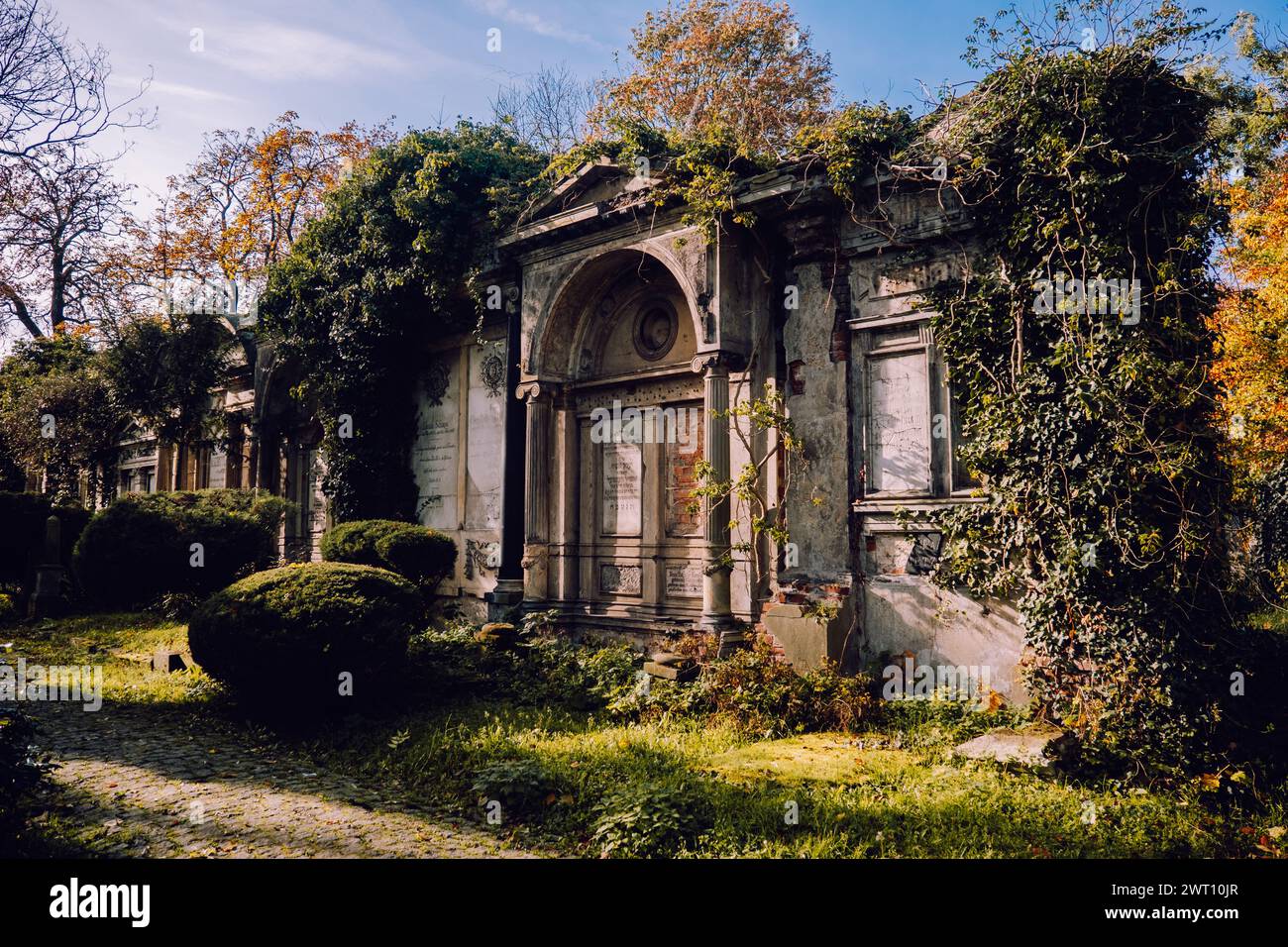 Pathway in old cemetery hi-res stock photography and images - Alamy