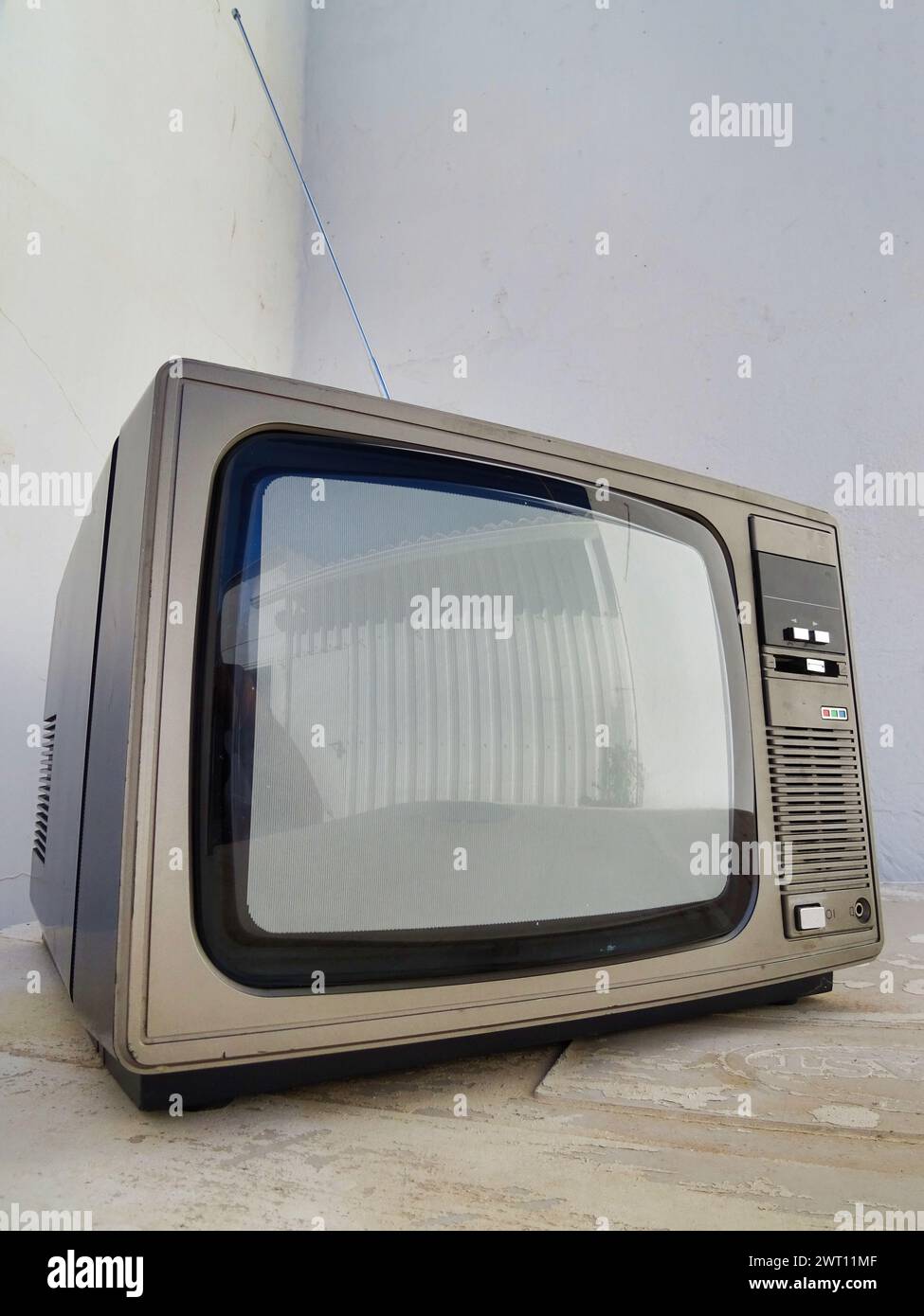 Dirty tv screen hi-res stock photography and images - Alamy