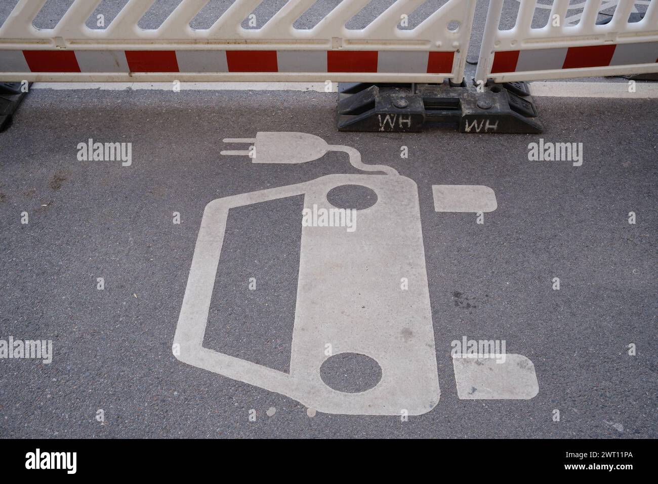 Auto laden nicht möglich Blick auf Straßenkennzeichnung Ladestation für ...
