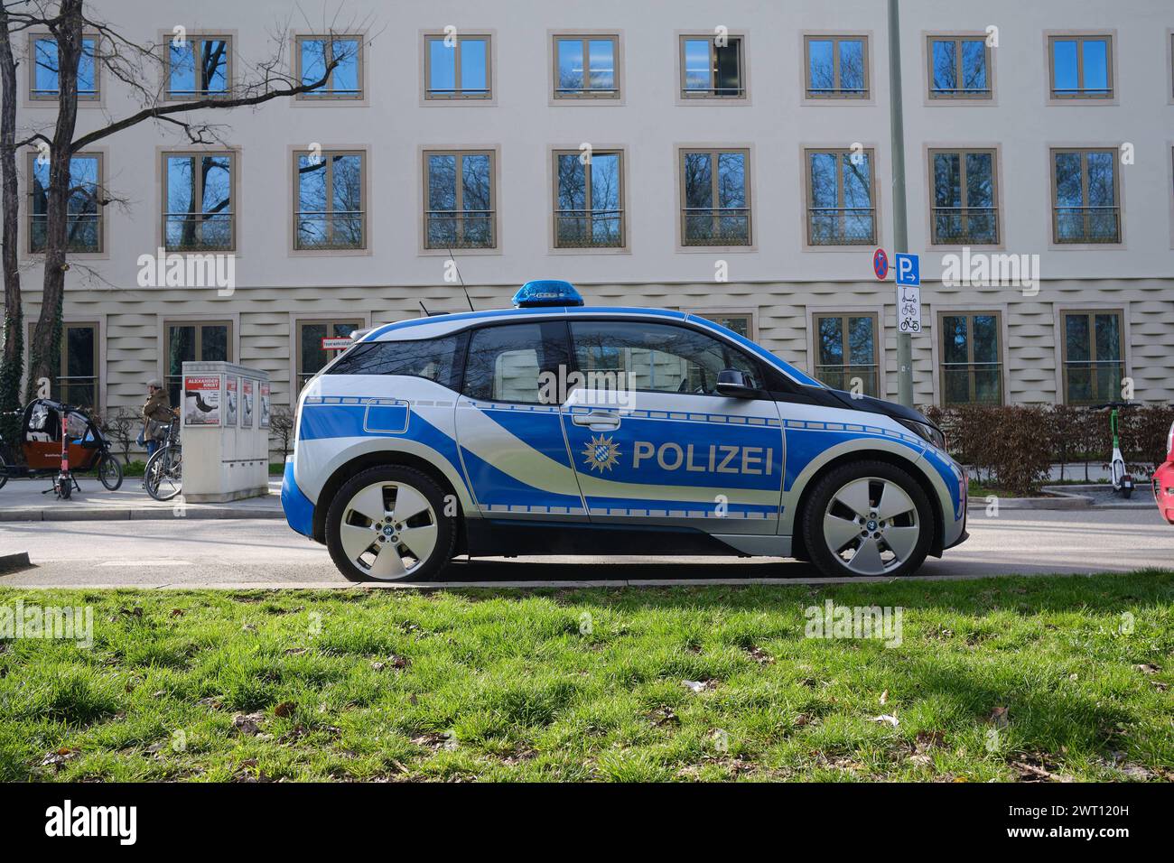 E-Auto Polizei Parkendes E-Auto der Polizei. München *** E car police ...