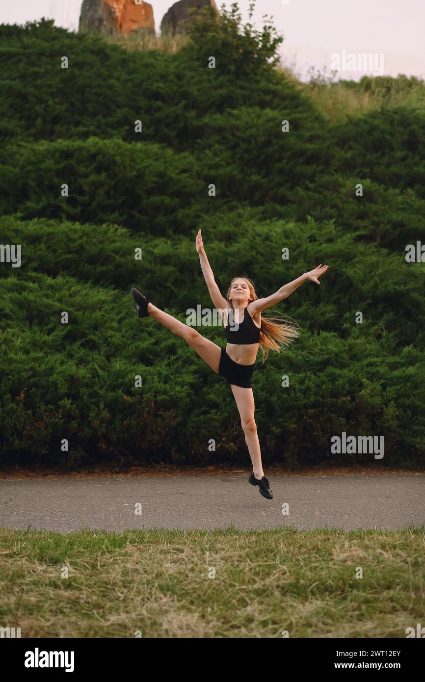Little girl gymnast dancer hi-res stock photography and images - Alamy