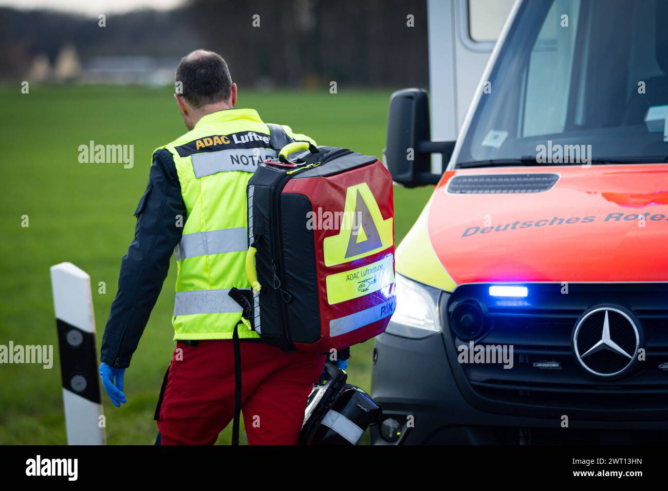 Melle, Deutschland 15. März 2024: Ein Notarzt der ADAC Luftrettung ...