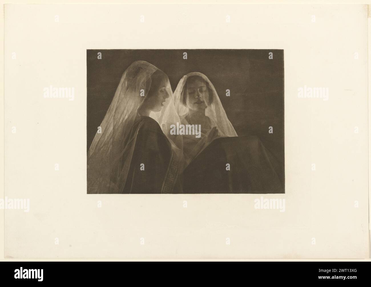 Women wearing veils hi-res stock photography and images - Alamy