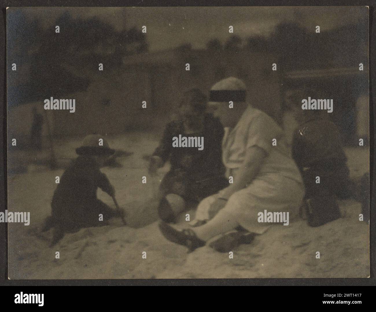 Family at Beach. Louis Fleckenstein, photographer (American, 1866 ...