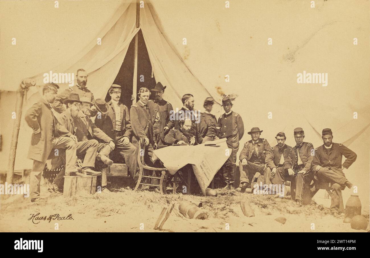 Group of uniformed soldiers hi-res stock photography and images - Alamy