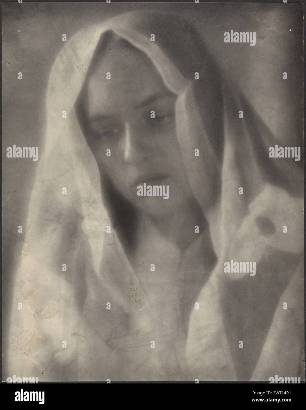 Woman wearing a veil over a head hi-res stock photography and images ...