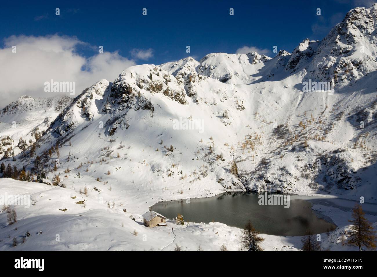 Beautiful small alpine lake in winter season landscape. Erdemolo lake ...